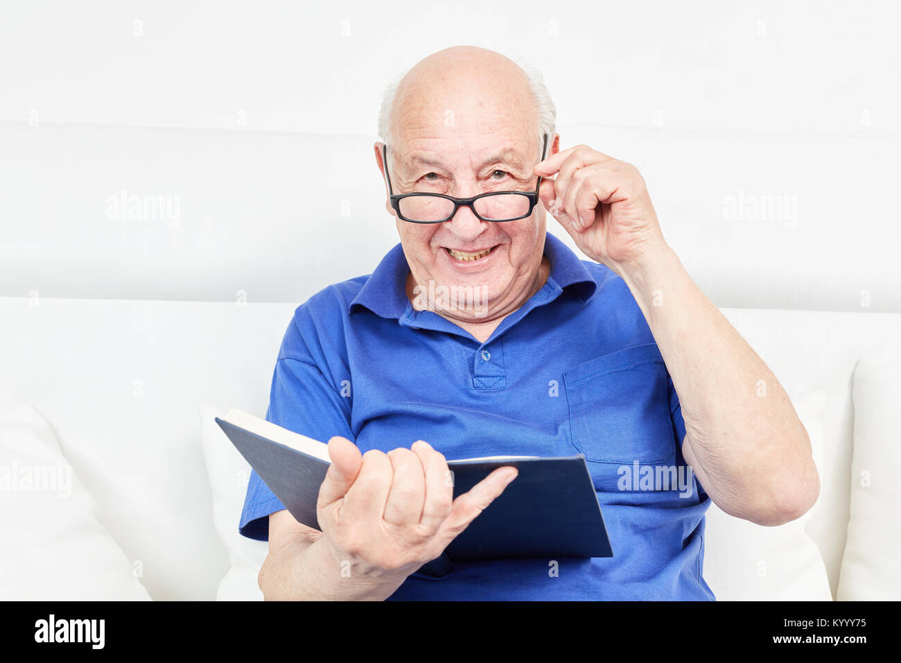 Gerne alte Mann als Rentner ist das Lesen eines Buches in seiner ...