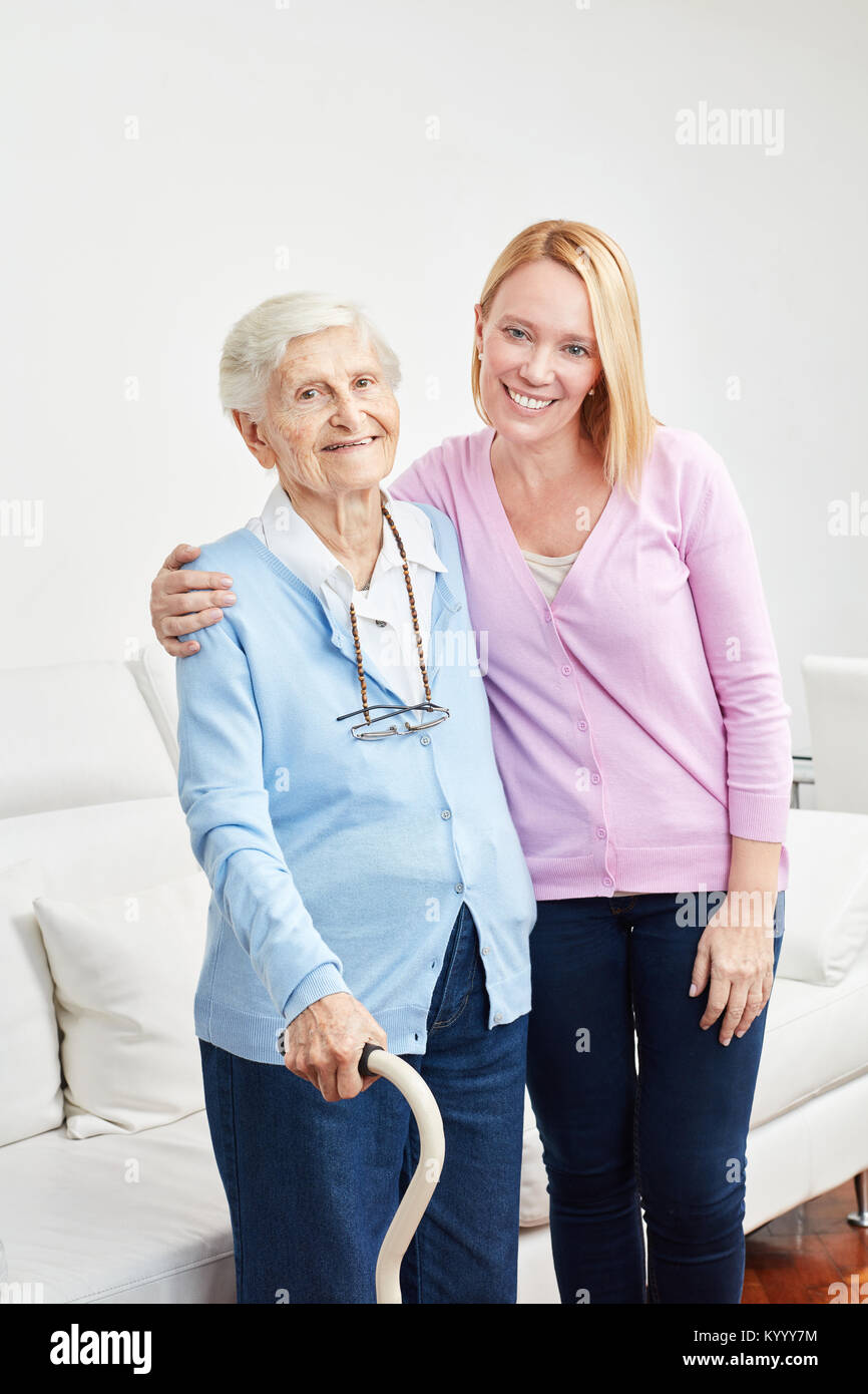 Liebevolle Tochter kümmert sich um ältere Mutter als Mutter und kümmert ...