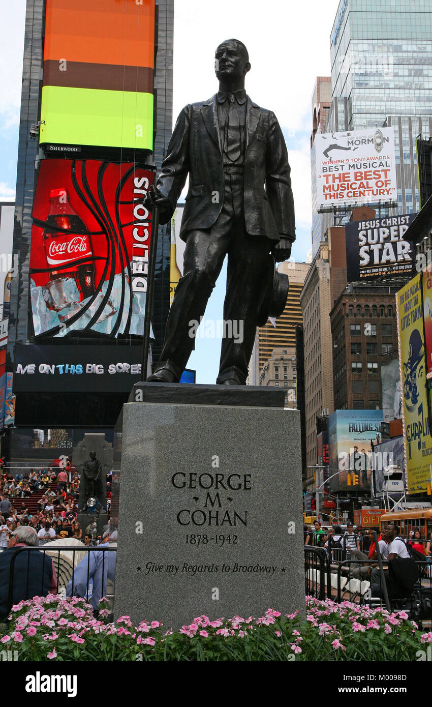 George Michael Cohan Statue, von der die beiden Times Square Building ...