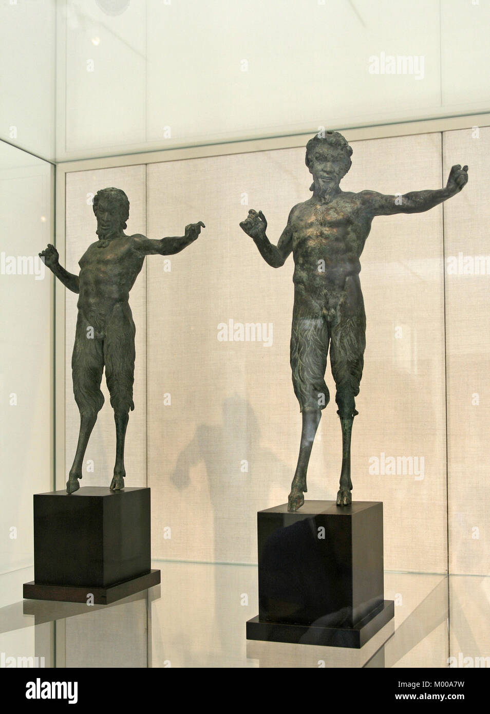 Statue des mannes mit ziegenbeinen -Fotos und -Bildmaterial in hoher Auflösung – Alamy