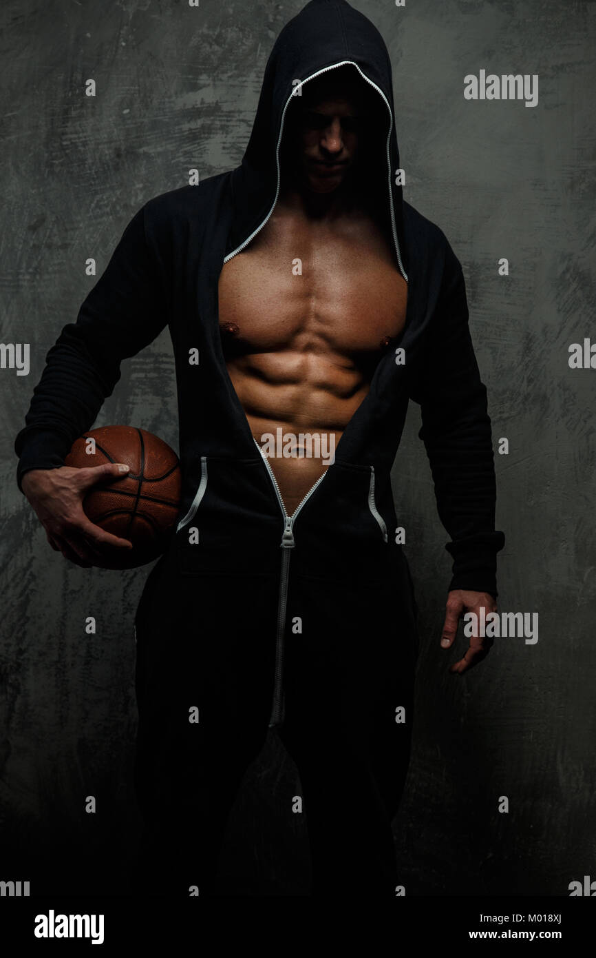 Mann in einer Haube mit Korb ball Stockfotografie - Alamy