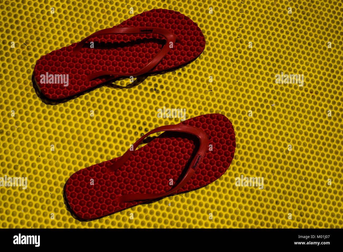 Red flipflops -Fotos und -Bildmaterial in hoher Auflösung – Alamy