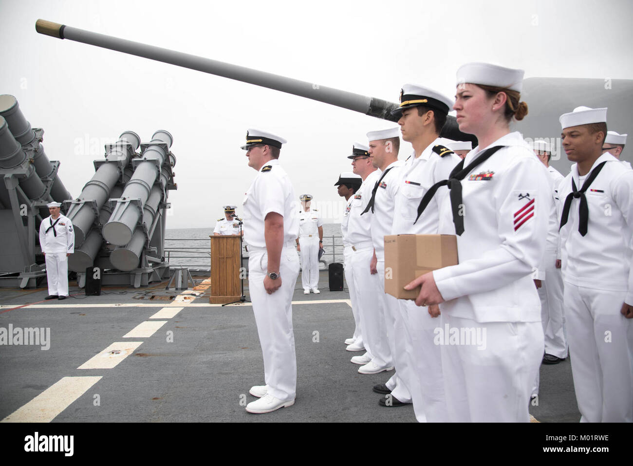 Ozean (30. Mai 2017) Segler eine Bestattung auf See an Bord der ...