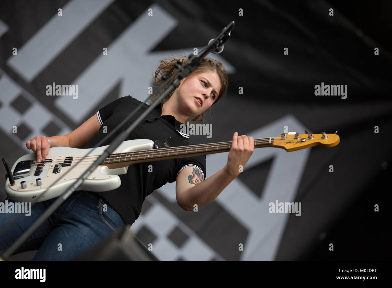 Female bassist -Fotos und -Bildmaterial in hoher Auflösung – Alamy