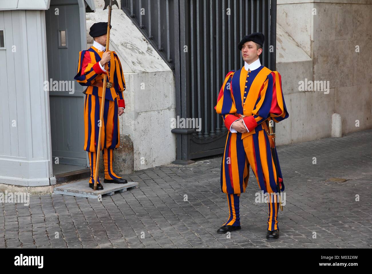 Rom - APRIL 9: Schweizer Garde stehen vor der Basilika St. Peter am 9 ...