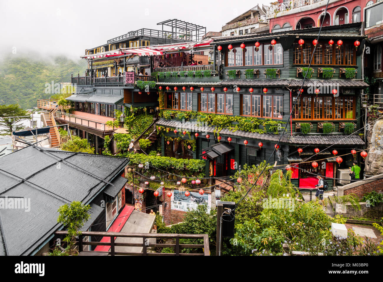 Tolle Aussicht von einem berühmten Teehaus in Jiufen Old Street, einem Berggebiet in Ruifang ...