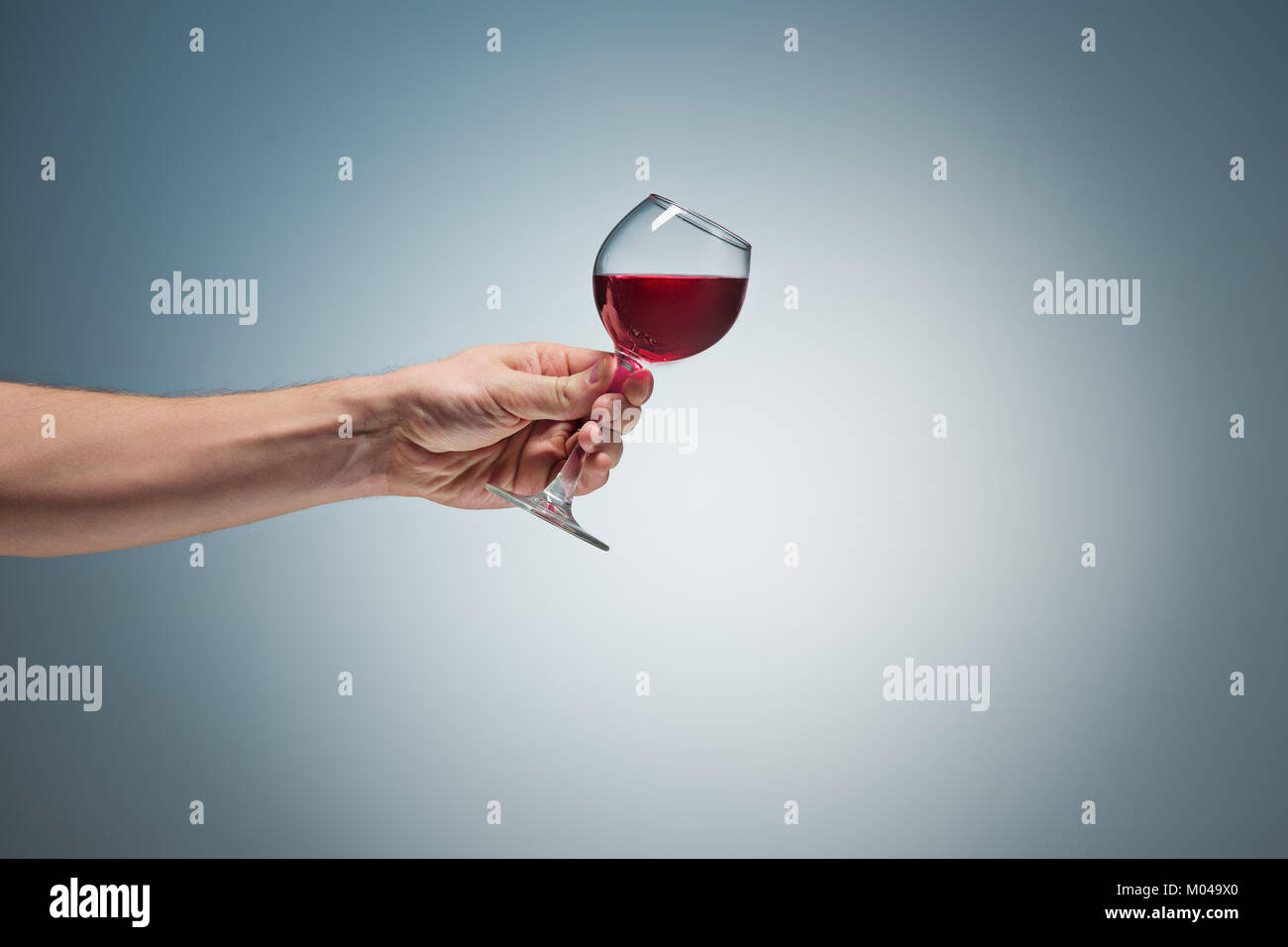Rotwein glas giessen -Fotos und -Bildmaterial in hoher Auflösung – Alamy