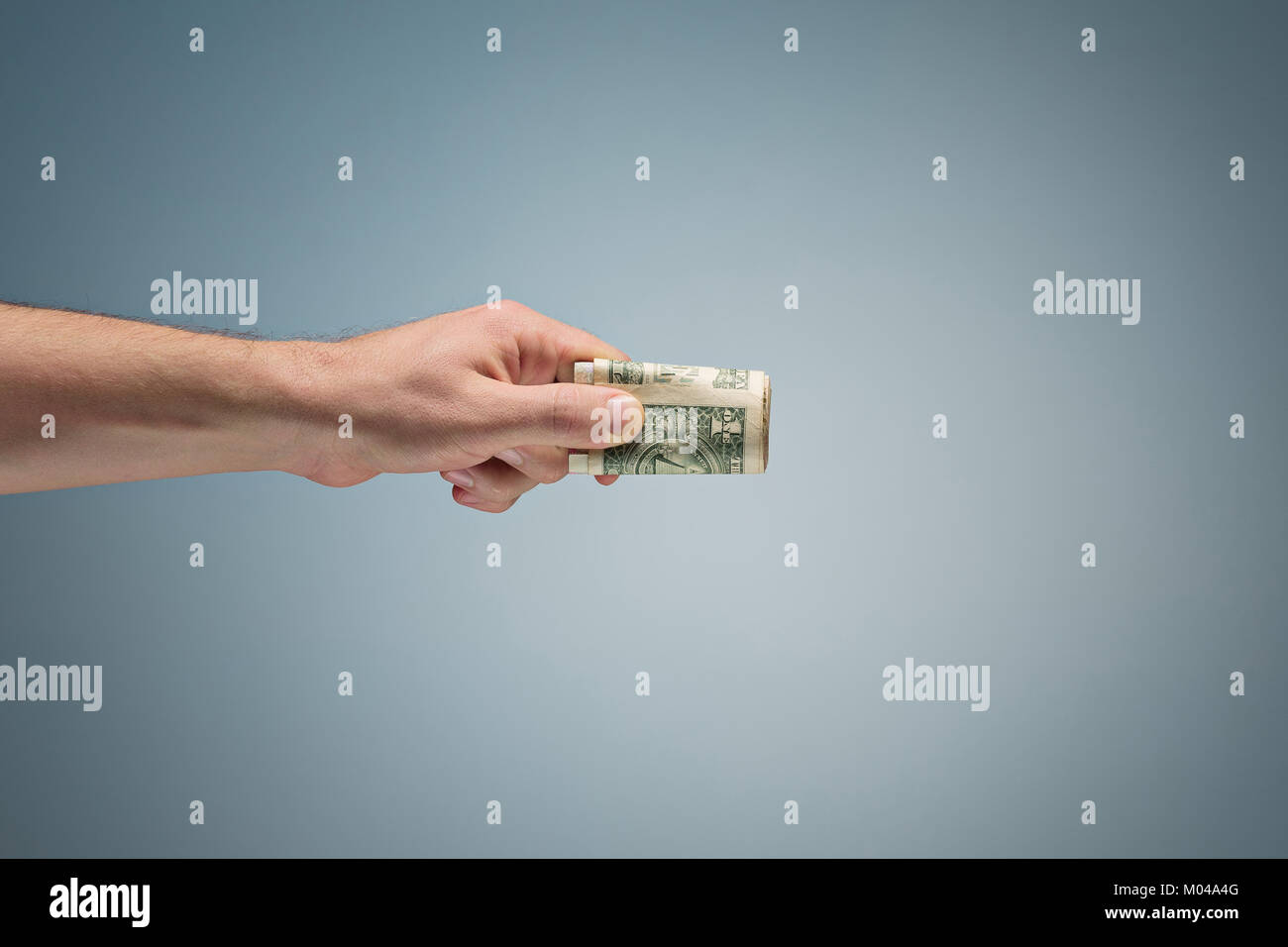 Hand faust geld -Fotos und -Bildmaterial in hoher Auflösung – Alamy