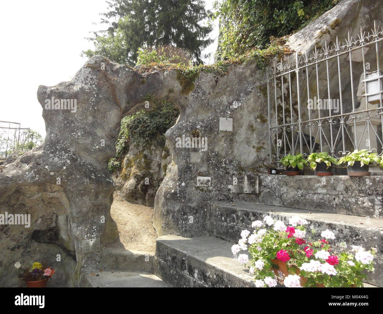 Grotte lourdes -Fotos und -Bildmaterial in hoher Auflösung – Alamy