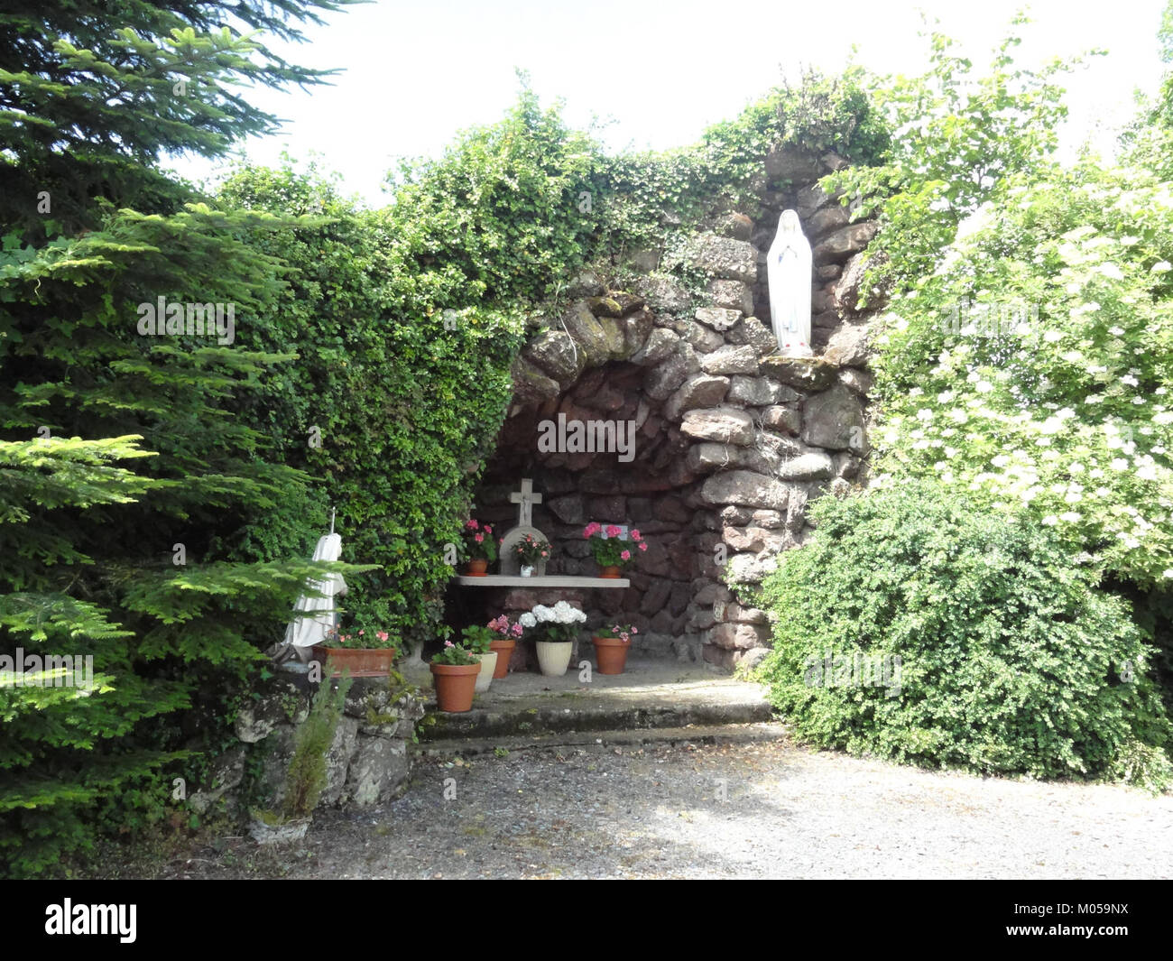 Grotte de lourdes -Fotos und -Bildmaterial in hoher Auflösung – Alamy