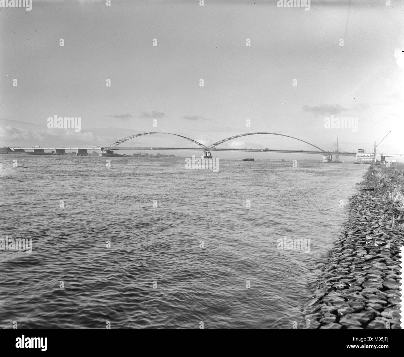 Dieses Bild stellt den Bau einer Brücke über den Merwede River dar und ...