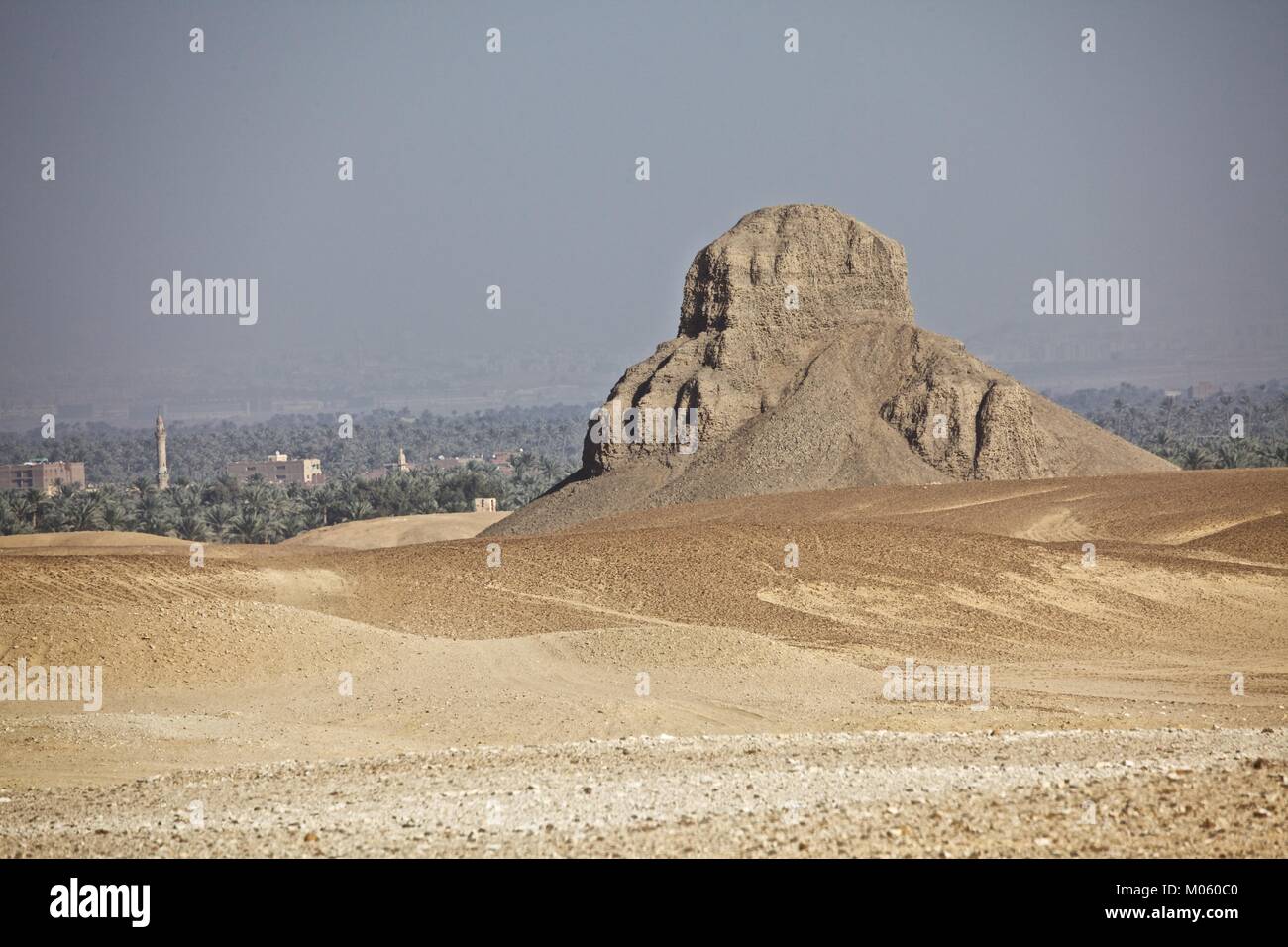 The collapsed pyramid -Fotos und -Bildmaterial in hoher Auflösung – Alamy