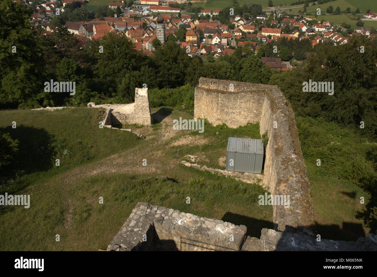 Die Burgruine Velburg, die Ruine der Burg Velburg in Deutschland, ist ...