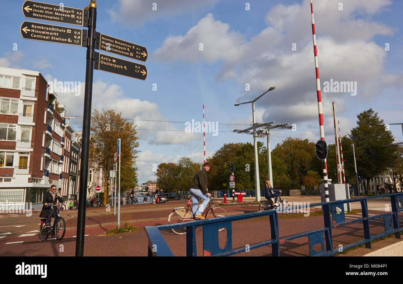 Direction signs amsterdam -Fotos und -Bildmaterial in hoher Auflösung ...