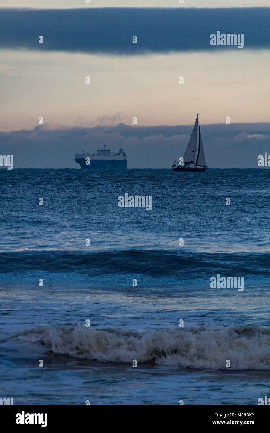 Segelboot in rauer see -Fotos und -Bildmaterial in hoher Auflösung – Alamy