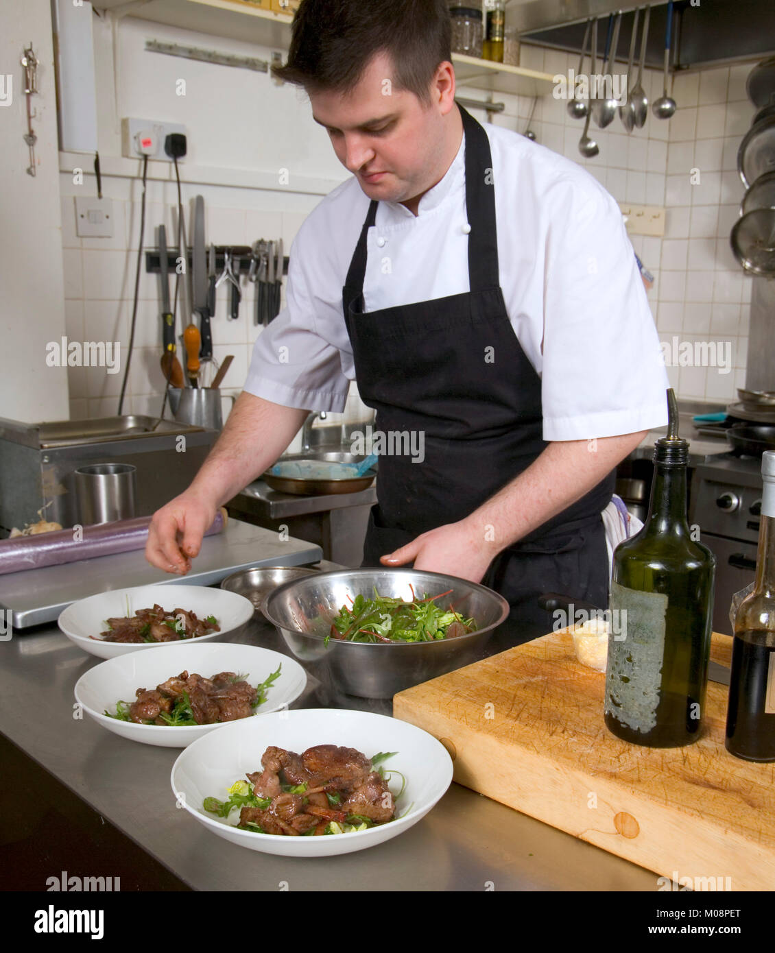 Profi-Koch bei der Arbeit in einer Restaurantküche Stockfotografie - Alamy