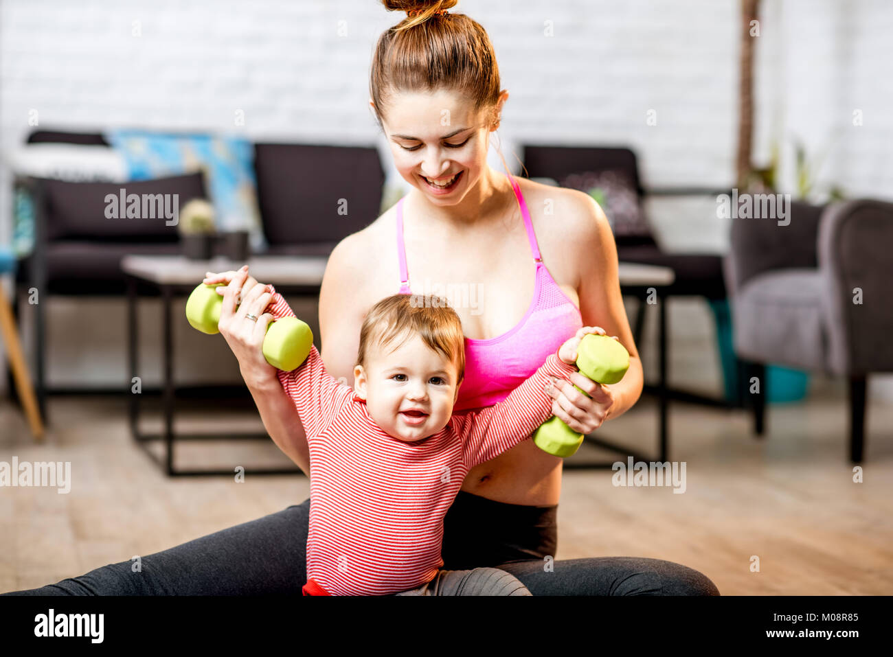 Mutter heben kind -Fotos und -Bildmaterial in hoher Auflösung – Alamy