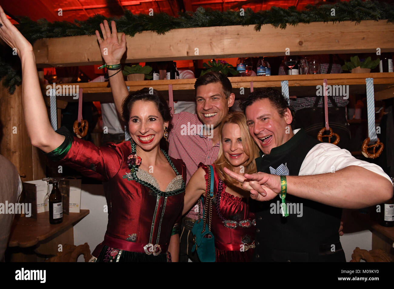 Designer Lola Paltinger (L), ihr Freund Andi Meister (R) und Designerin ...