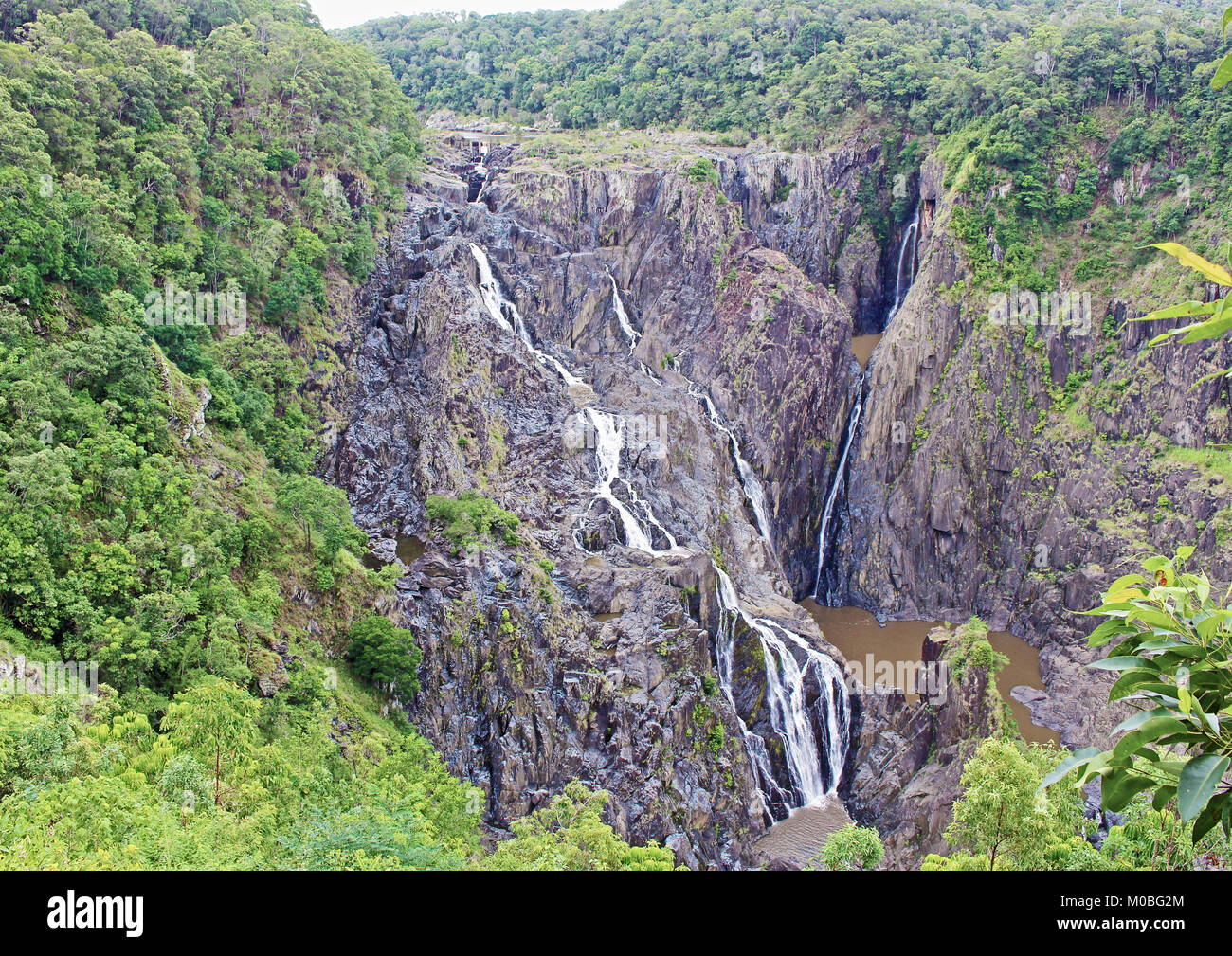 Barron River Falls in Aktion, aber nicht Monsun Ebene fließen, in die ...