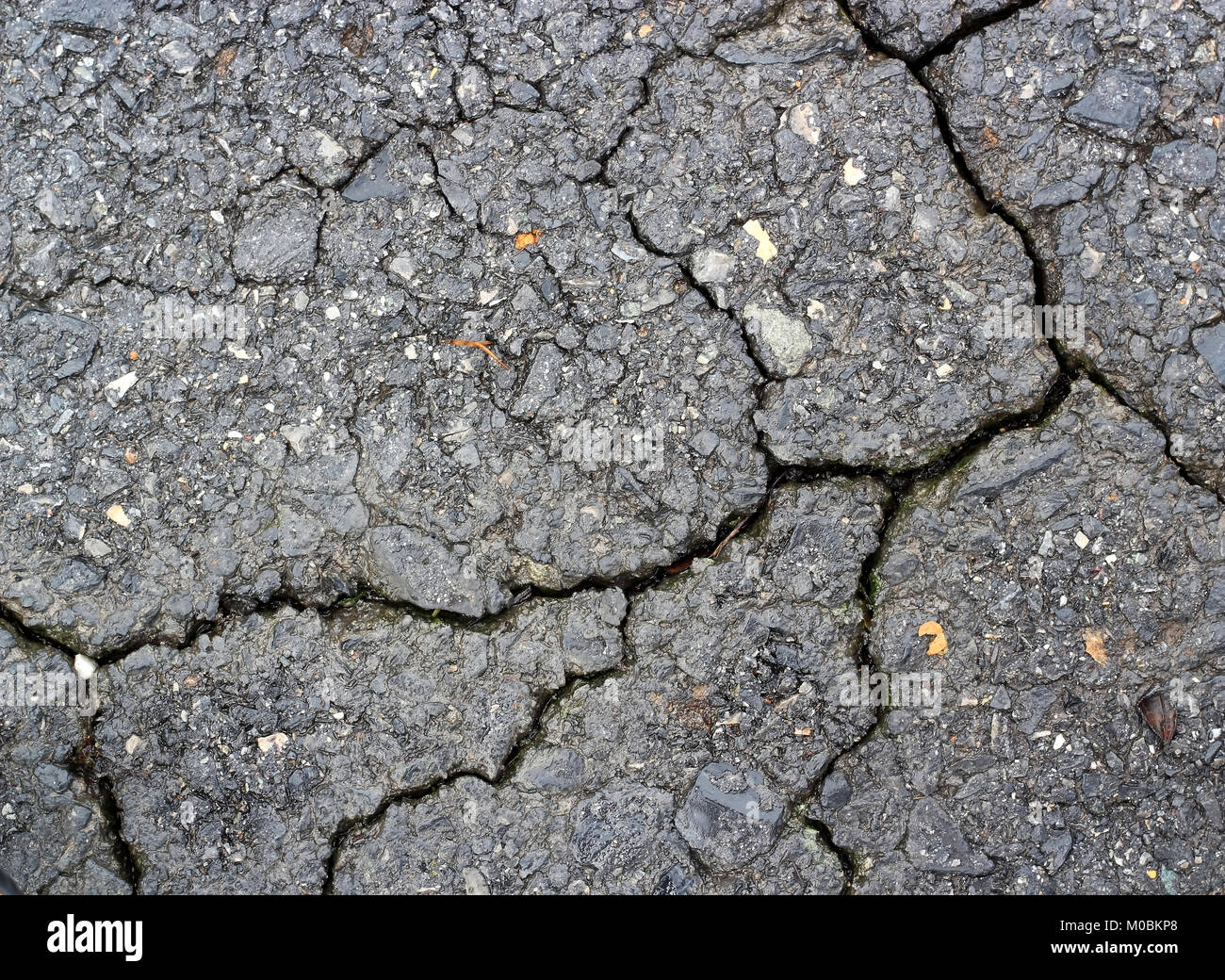 Alt, abgenutzt und Risse im Asphalt Risse und Wasser Stockfotografie ...
