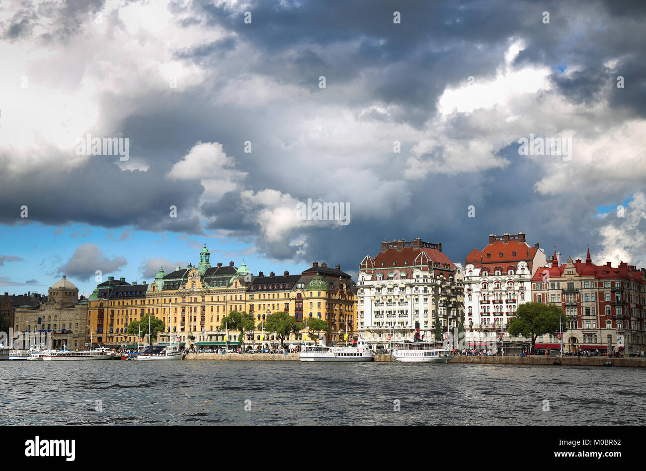 STOCKHOLM, Schweden - 20. August 2016: Viele Leute gehen und besuchen ...