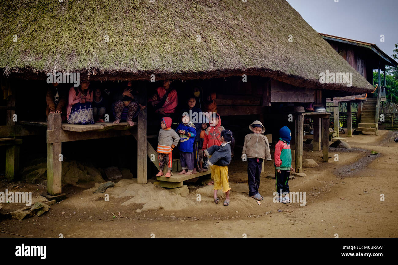 Laos kinder im wald -Fotos und -Bildmaterial in hoher Auflösung – Alamy
