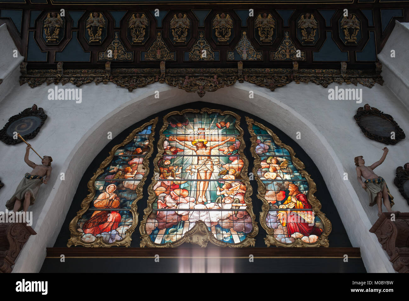 Church window jesus christ crucified -Fotos und -Bildmaterial in hoher Auflösung – Alamy