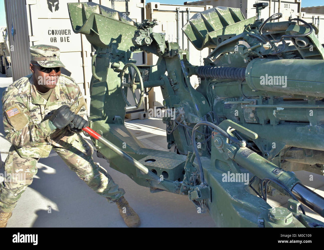 Spc. Phillip Norris, ein Cannon crewmember mit 2Nd Battalion, 3 Field ...