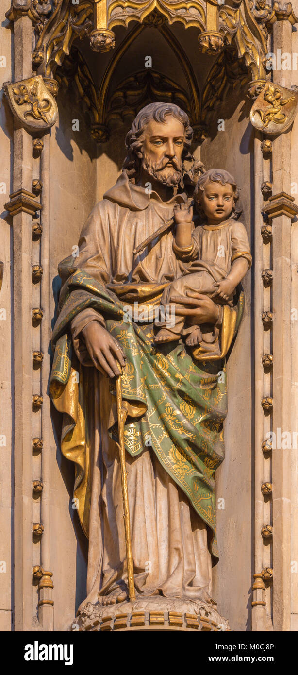 Statue saint joseph and jesus -Fotos und -Bildmaterial in hoher ...