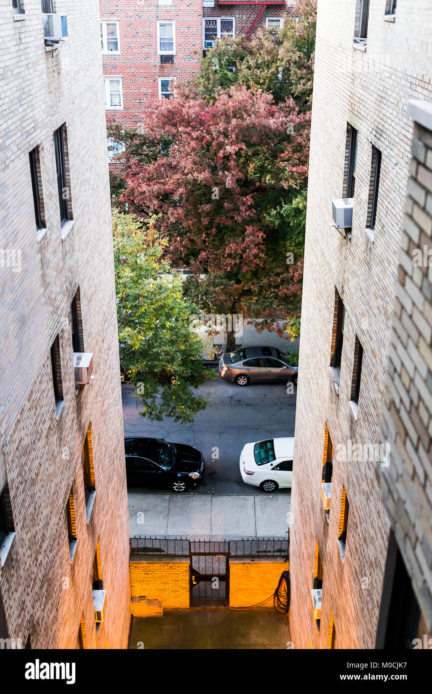 Luftaufnahme von Wohn- und Straße Straße mit bürgersteig zwischen in ...