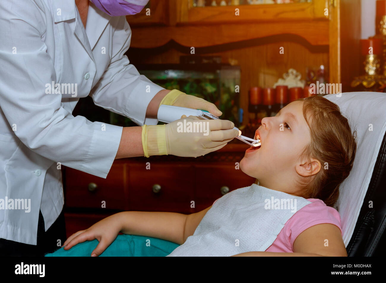 Mund weit kind -Fotos und -Bildmaterial in hoher Auflösung – Alamy