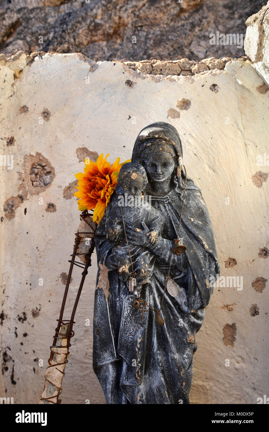 Eine behelfsmäßige Schrein mit Statuen der Jungfrau Maria und dem Jesuskind wurde auf Mendoza ...