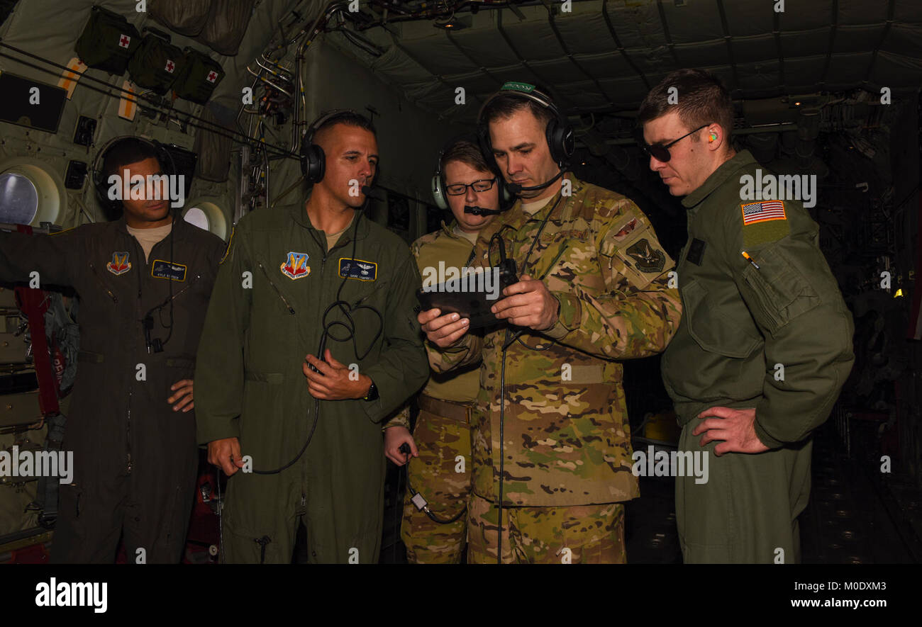 Us Air Force Piloten aus dem 79. Rescue Squadron review Aufnahmen einer ...