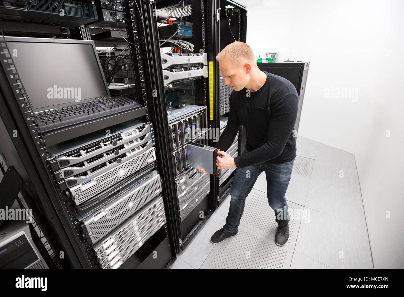 IT-Techniker Installieren von Blade Server Chassis im Rechenzentrum ...