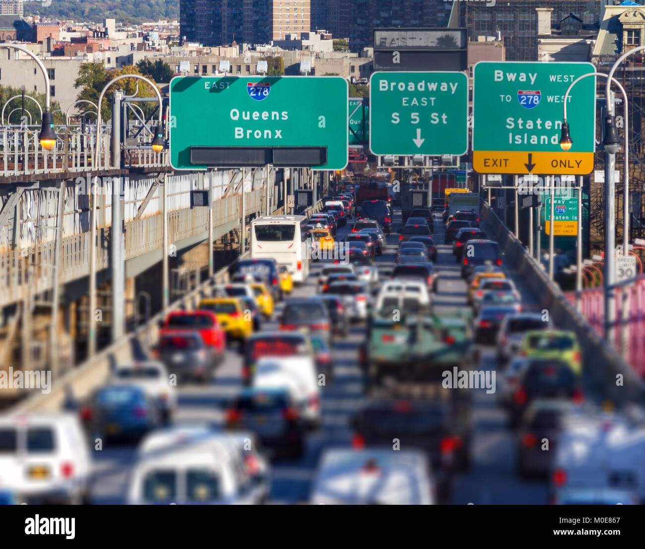 Rush Hour Traffic Jam auf die Williamsburg Bridge in Brooklyn, New York ...