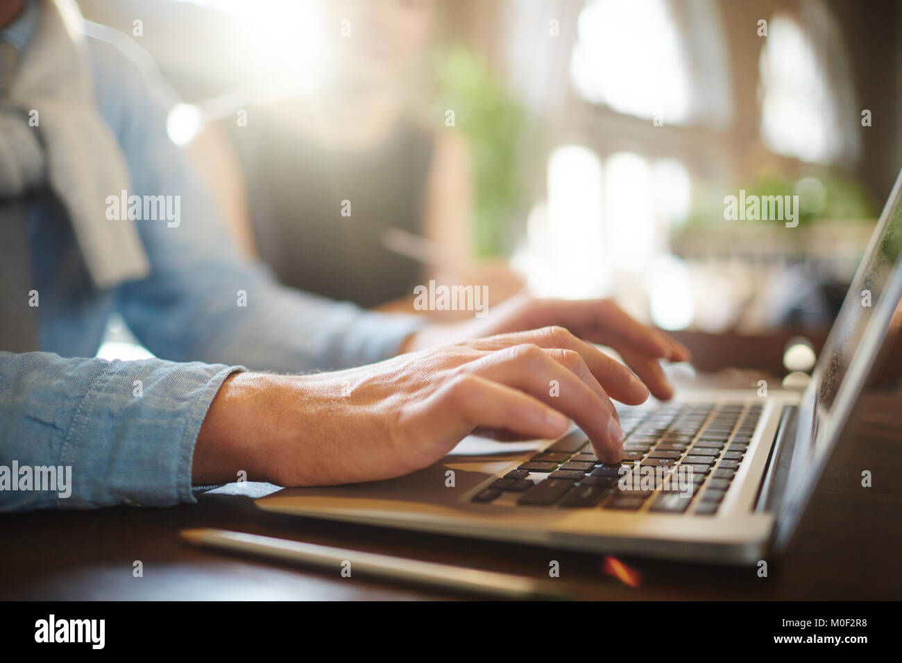 Hände, die Sie eingeben Stockfotografie - Alamy