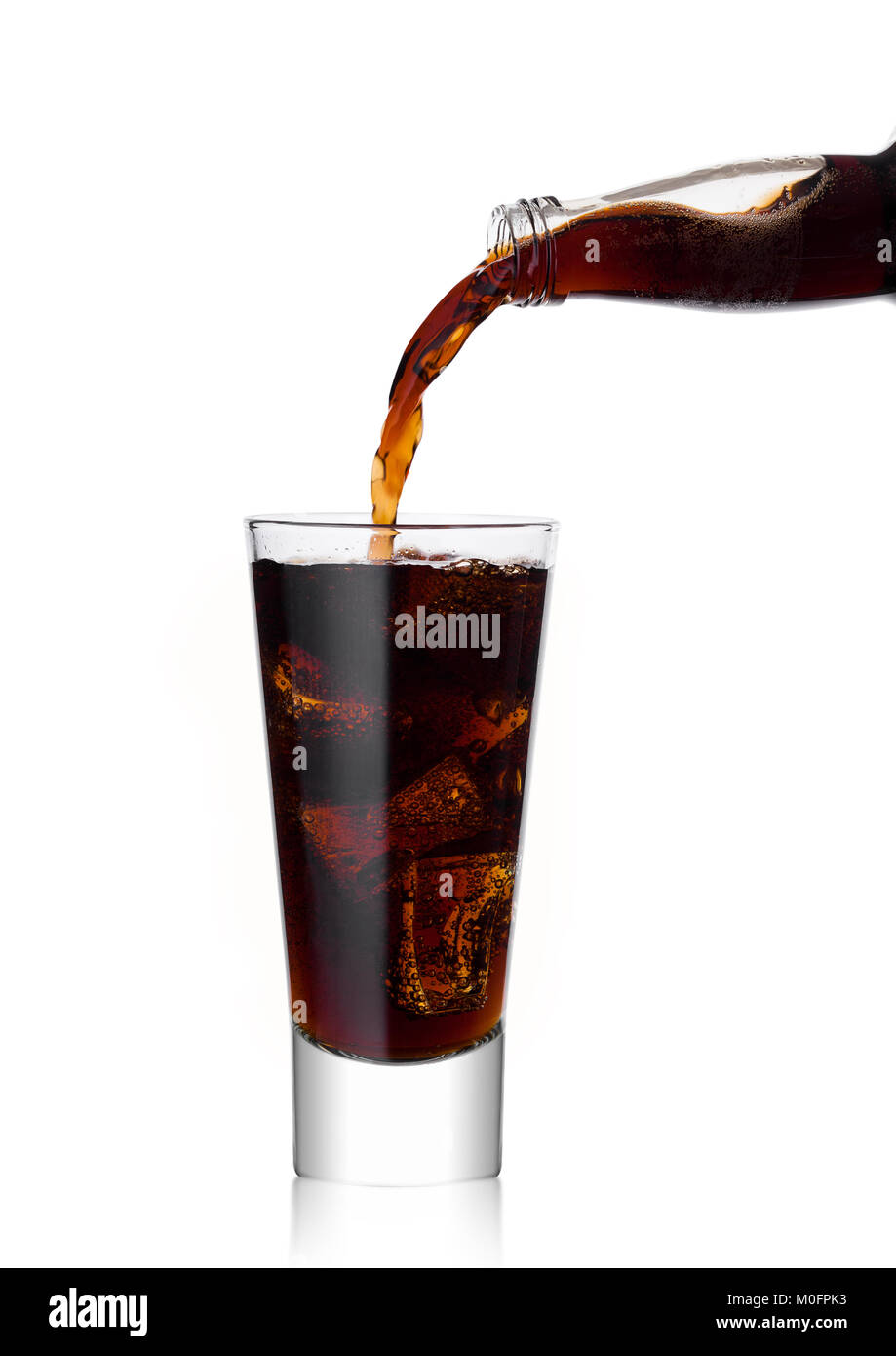 Pouring coca cola glass -Fotos und -Bildmaterial in hoher Auflösung – Alamy