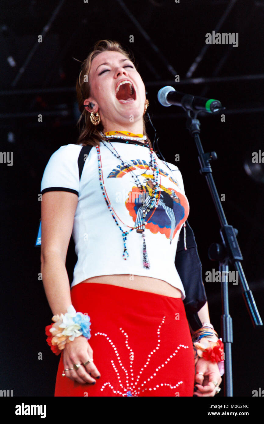 Rockband cerys matthews -Fotos und -Bildmaterial in hoher Auflösung – Alamy