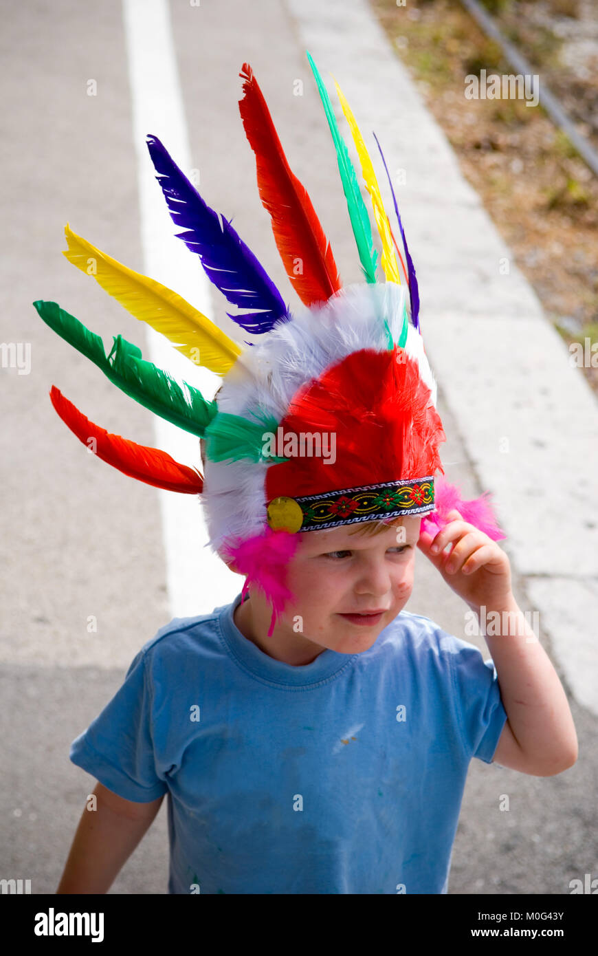 Nahaufnahme der vier Jahre alten Jungen tragen eine Feder Kopf Kleid ...