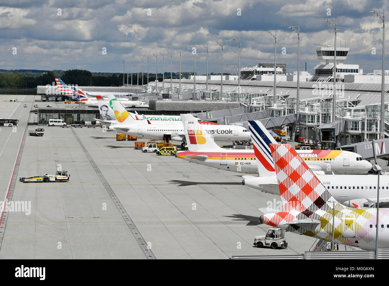 Line Up, Terminal 1, diverse Airlines, Turm, Flugzeuge, Flugzeug ...