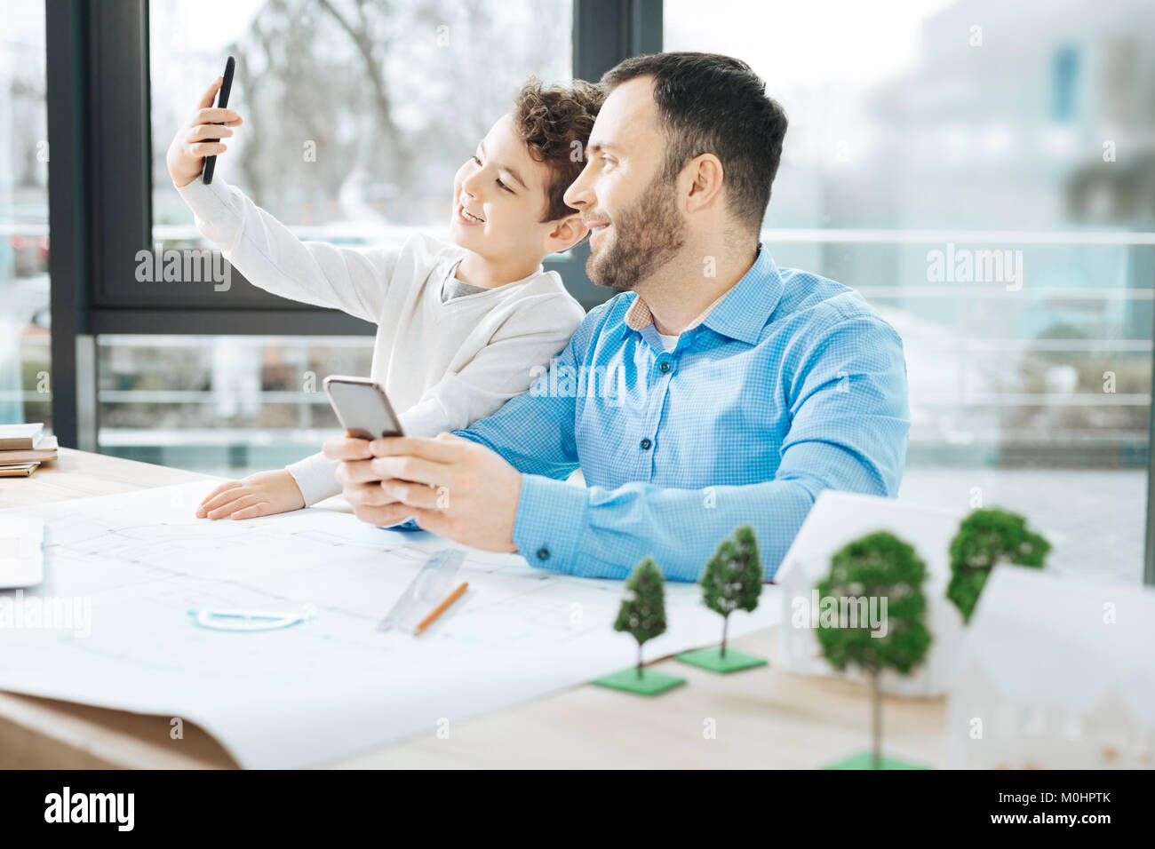 Beziehungen am arbeitsplatz -Fotos und -Bildmaterial in hoher Auflösung ...