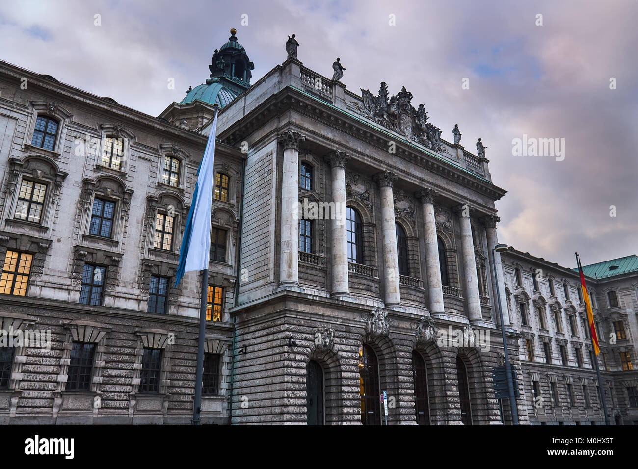 Justizpalast münchen -Fotos und -Bildmaterial in hoher Auflösung – Alamy