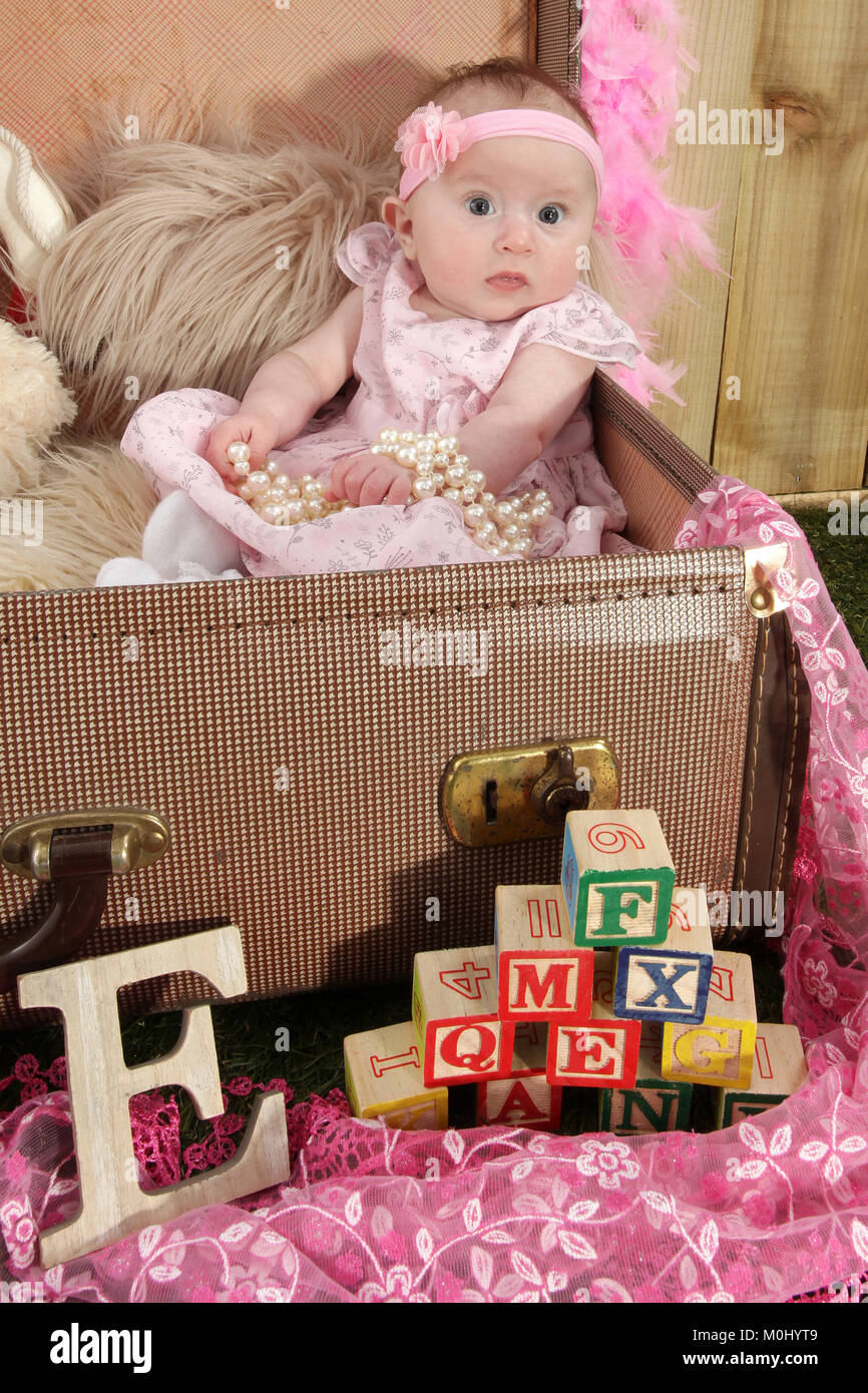 Kind in rosa Tutu Rock, hübsche kleine Mädchen spielen im Kindergarten ...