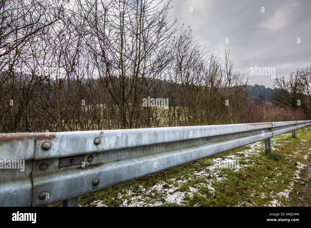 Verkehrssicherheit leitplanke -Fotos und -Bildmaterial in hoher ...