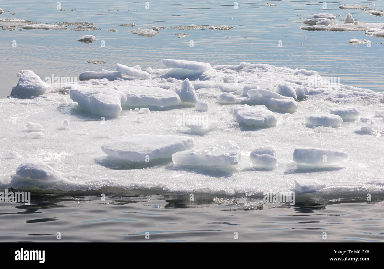 Eis schwimmt auf dem wasser -Fotos und -Bildmaterial in hoher Auflösung ...