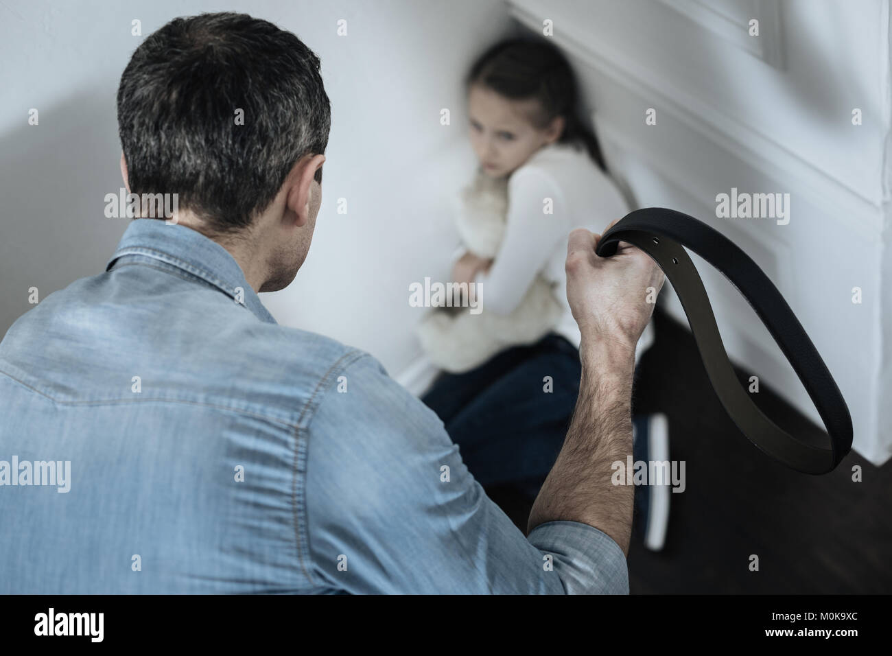 Angst Mädchen in der Ecke Stockfotografie - Alamy
