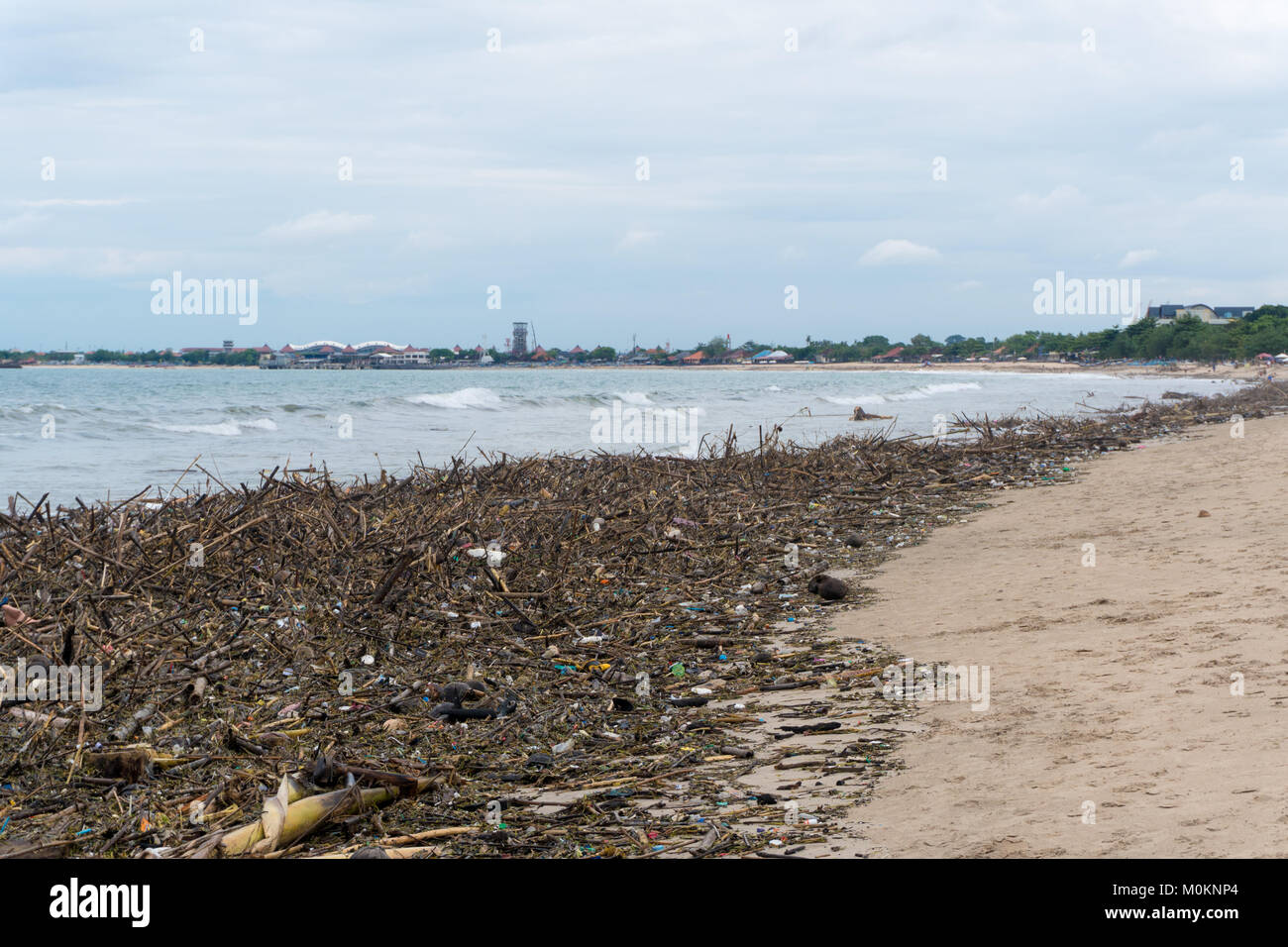 Verschmutztes Meer. Müll am Strand macht der Strand unattraktiv ...