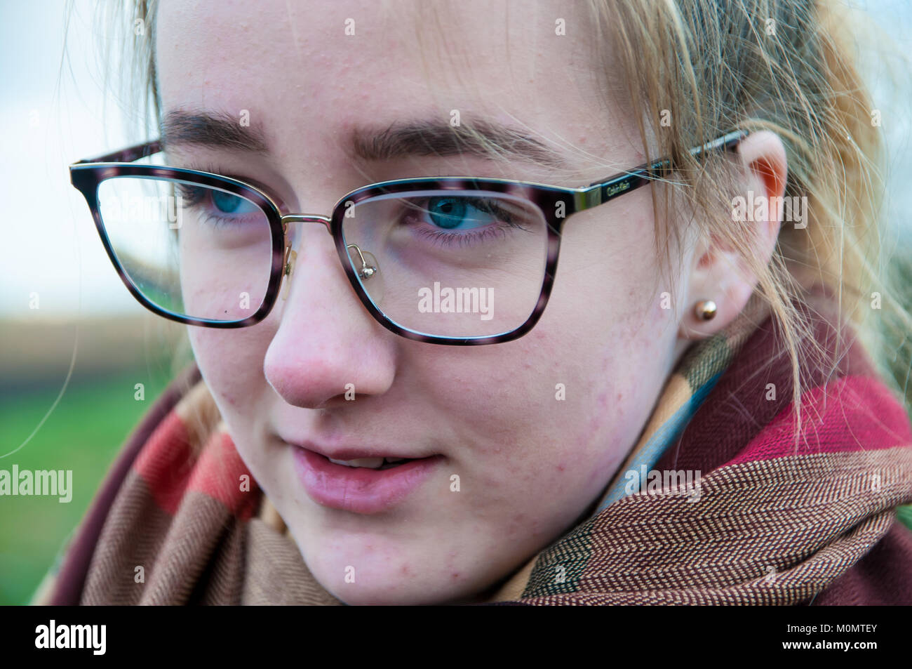 Mädchen mit brille -Fotos und -Bildmaterial in hoher Auflösung – Alamy