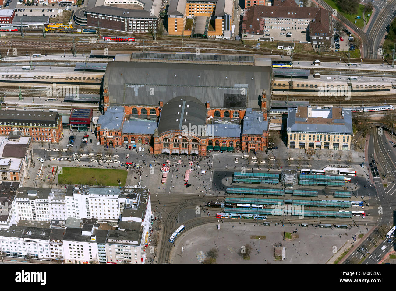 Hauptbahnhof Bremen, Bahnhofsvorplatz mit Bus Station, in der ...