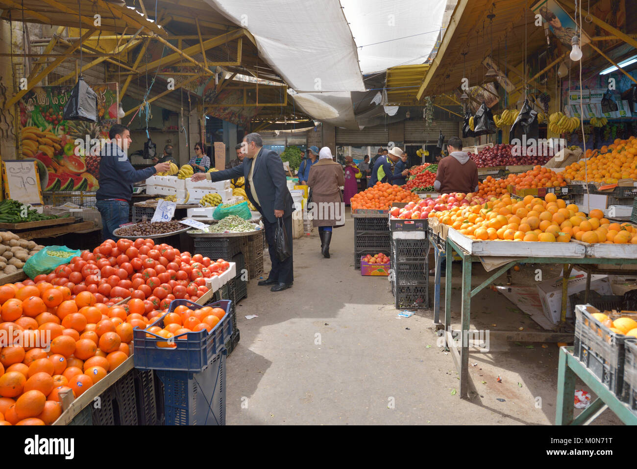 Amman, Jordanien - März 17, 2014: Menschen auf dem Bauernmarkt im ...